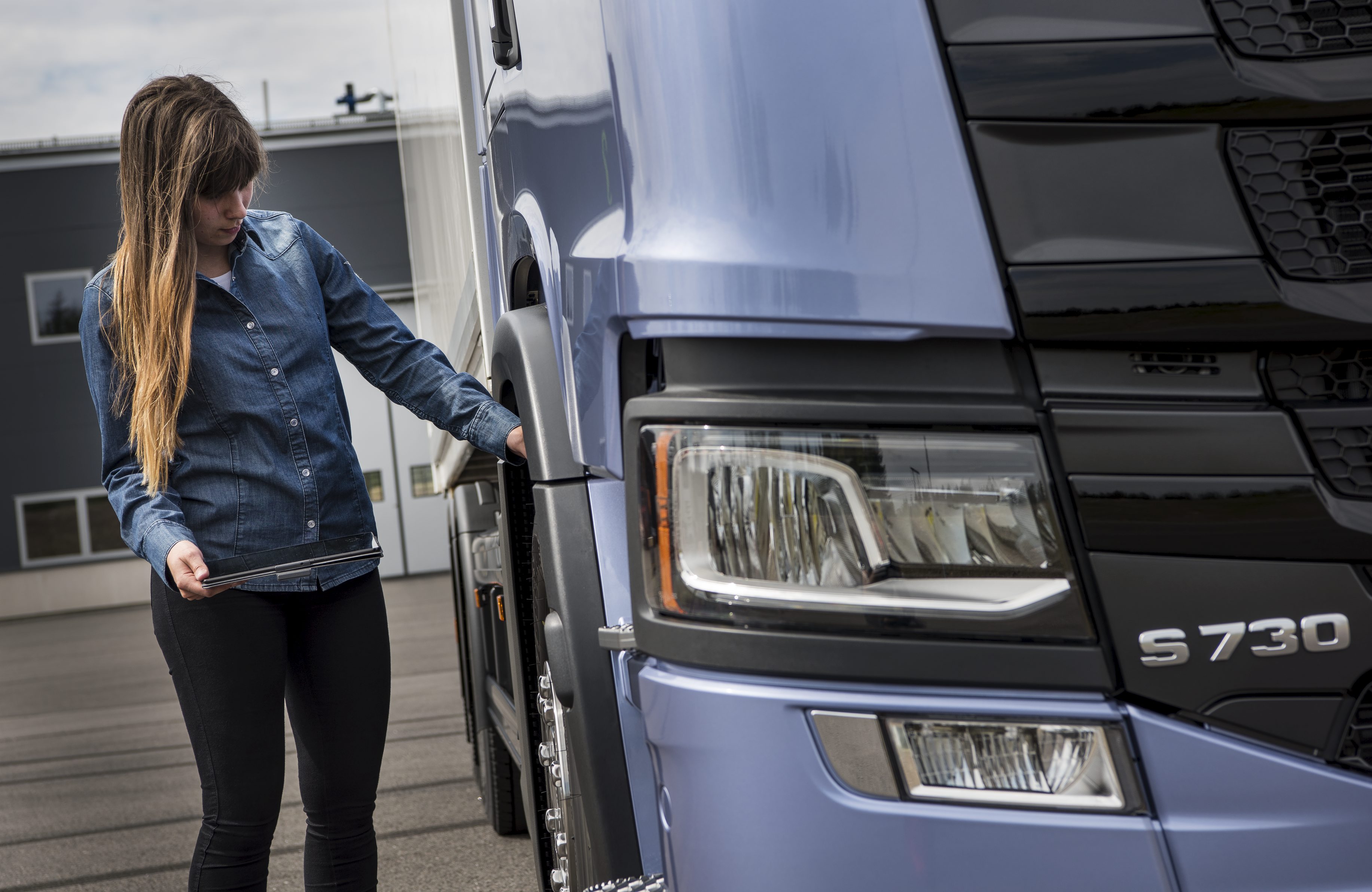 HGV test stats reveal rise in new female drivers - Trucking