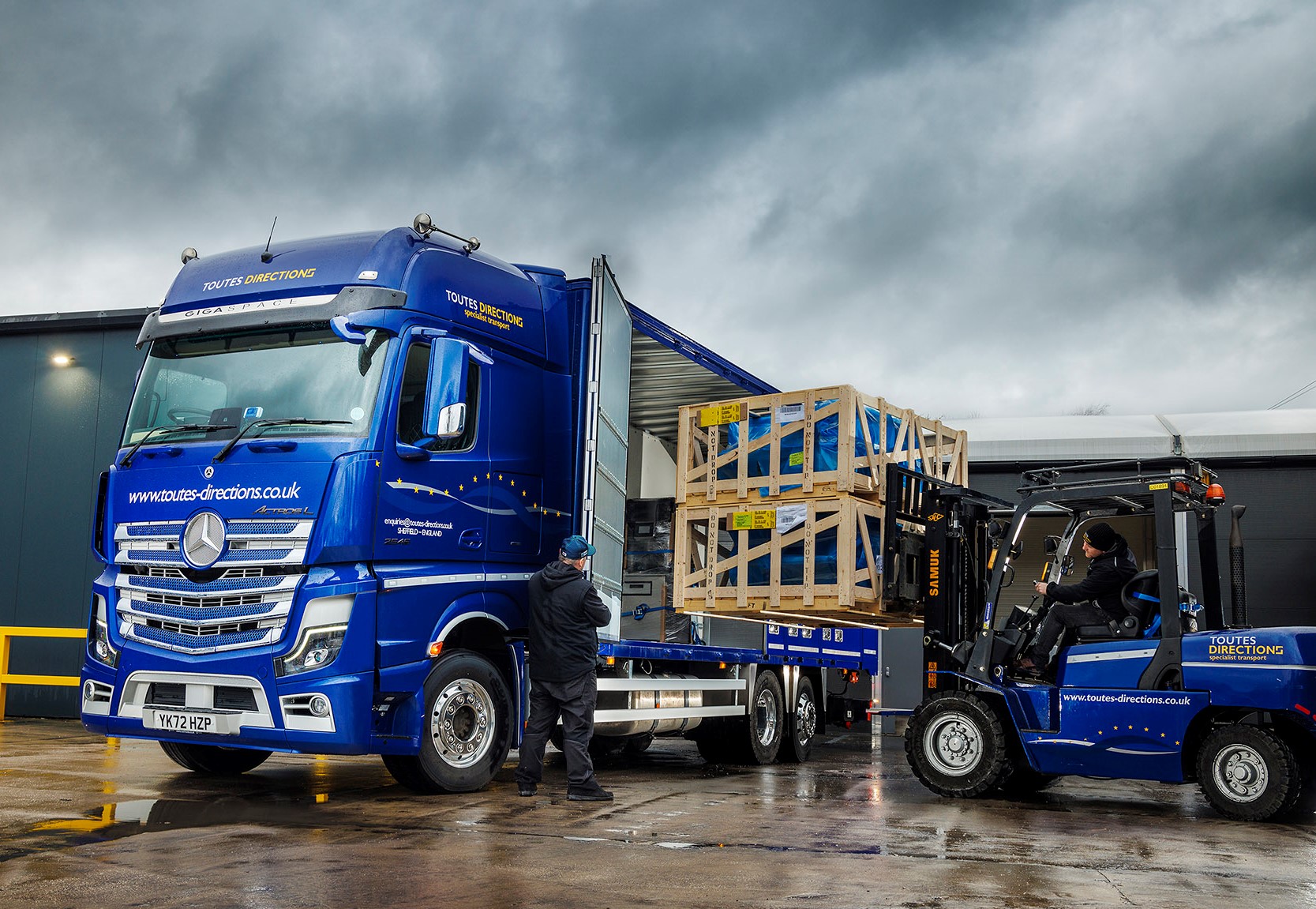 THE ONLY WAY IS MERCEDES-BENZ FOR TOUTES DIRECTIONS - Trucking